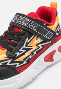 Geox LIGHT UP ASSISTER BOY - Baskets basses - black/red/noir - ZALANDO.FR