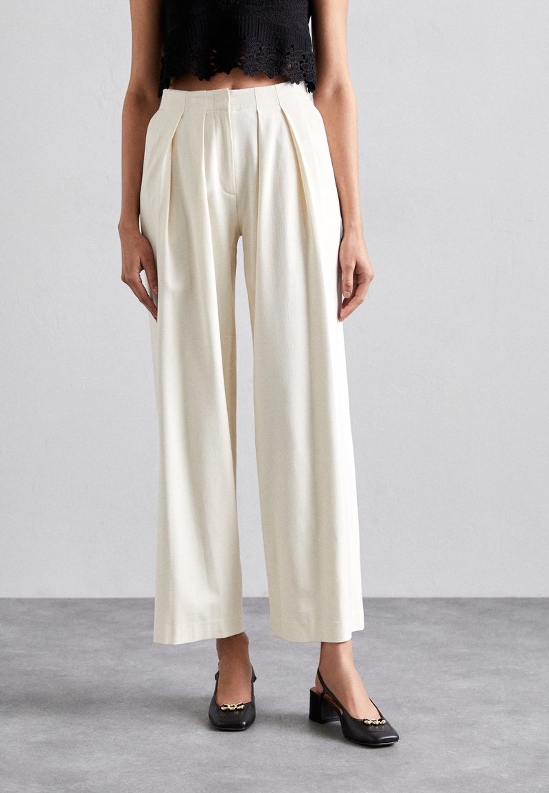 Maje PIVALDI - Trousers - ecru/off-white - Zalando.ie