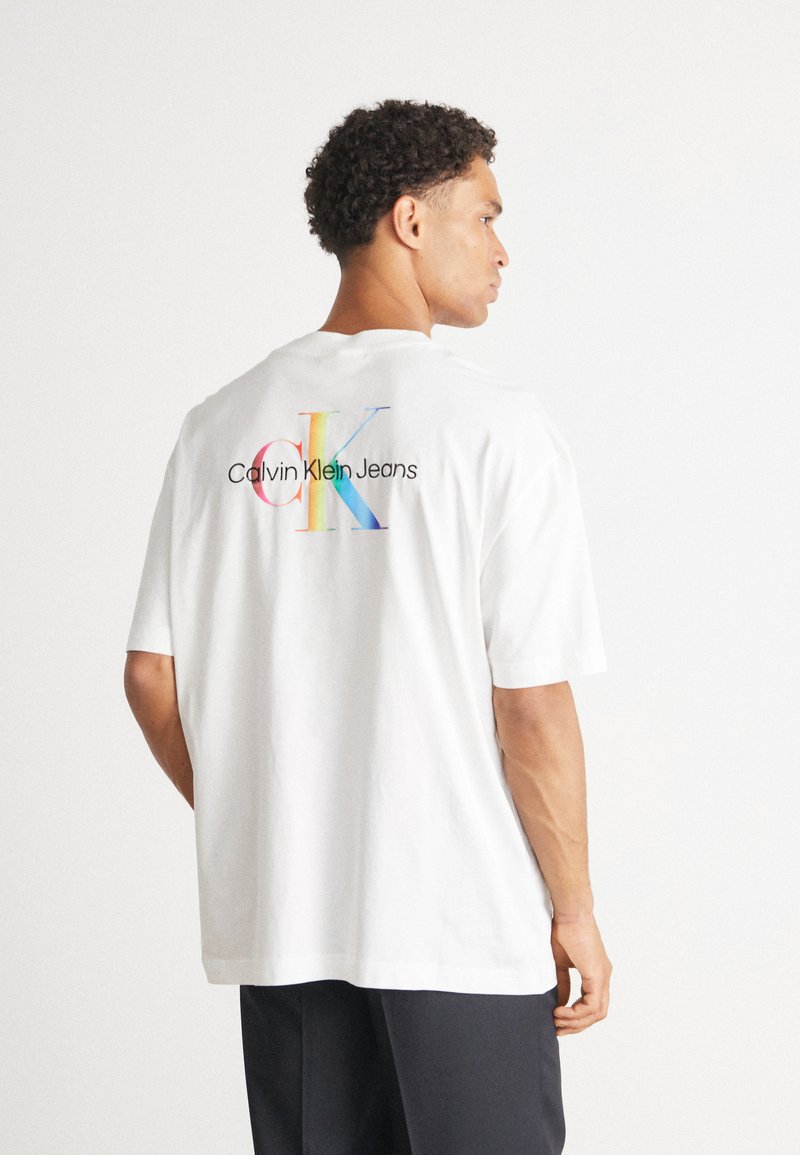 Calvin Klein Jeans MONOLOGO GRAPHIC OVERSIZED TEE - Print T-shirt - bright white/white - Zalando.ie