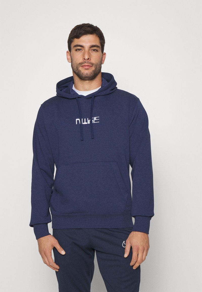 Nike Performance CLUB HOODIE - Hoodie - midnight navy/white/donkerblauw ...