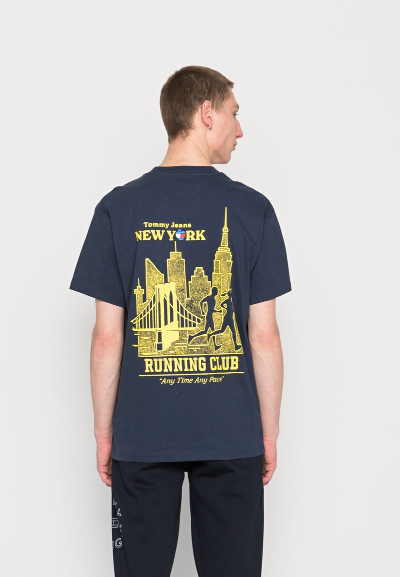 Tommy Jeans RUNNING CLUB TEE UNISEX - T-Shirt print - twilight navy ...