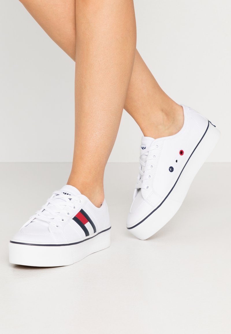 Tommy Jeans FLATFORM FLAG - Sneakers laag - white/wit - Zalando.nl