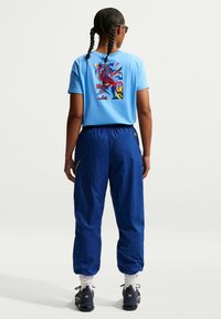 Nike Performance SUPPORTER TEE - Print T-shirt - university blue/blue ...