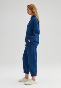 Touché Privé GABARDINE SET - Pantalones - dark blue/azul marino ...