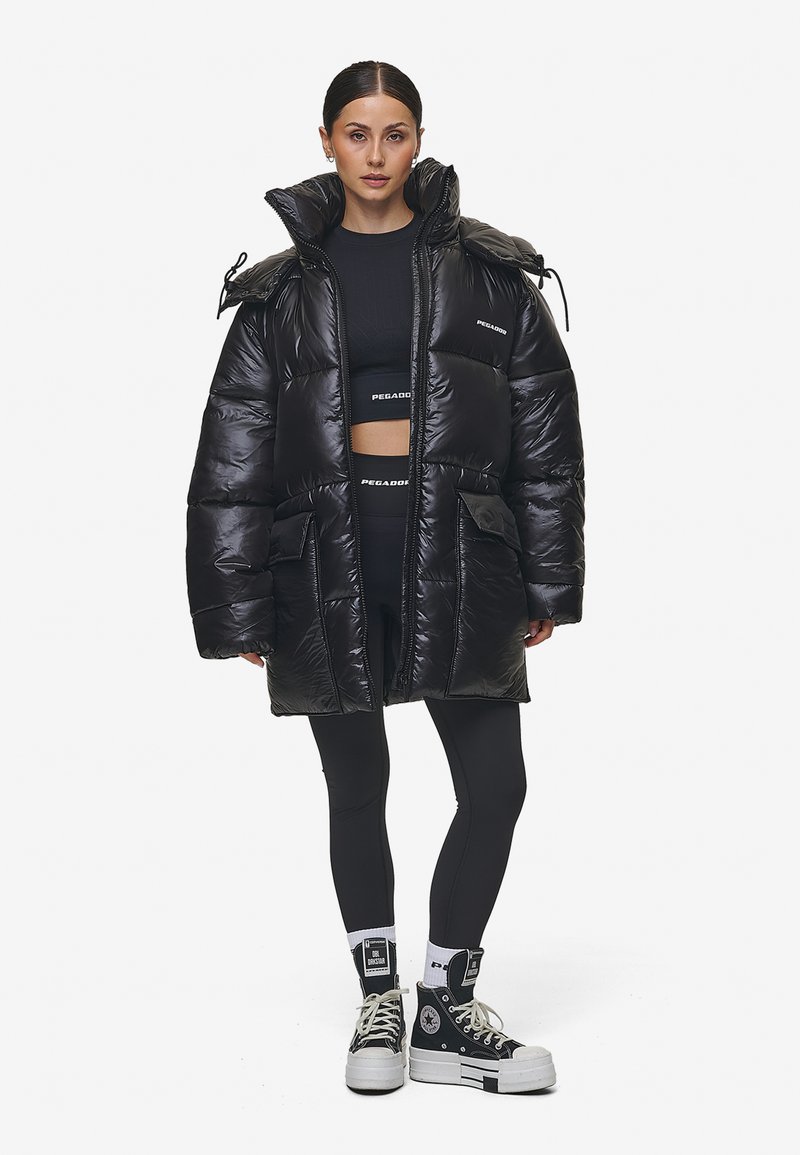 Pegador IZZY LIGHT GLOSSY SHORT PUFFER COAT - Winter coat - black - Zalando