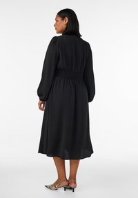 Zizzi MIDIKLEID MIT SMOCK UND ZIERKNÖPFEN - Srajčna obleka - schwarz ...