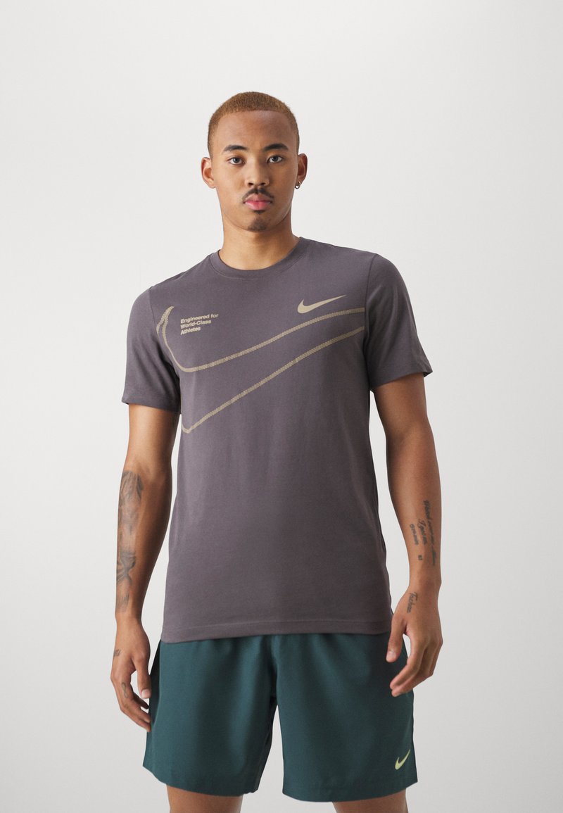 Nike Performance Triko s potiskem - medium ash/šedá - Zalando.cz