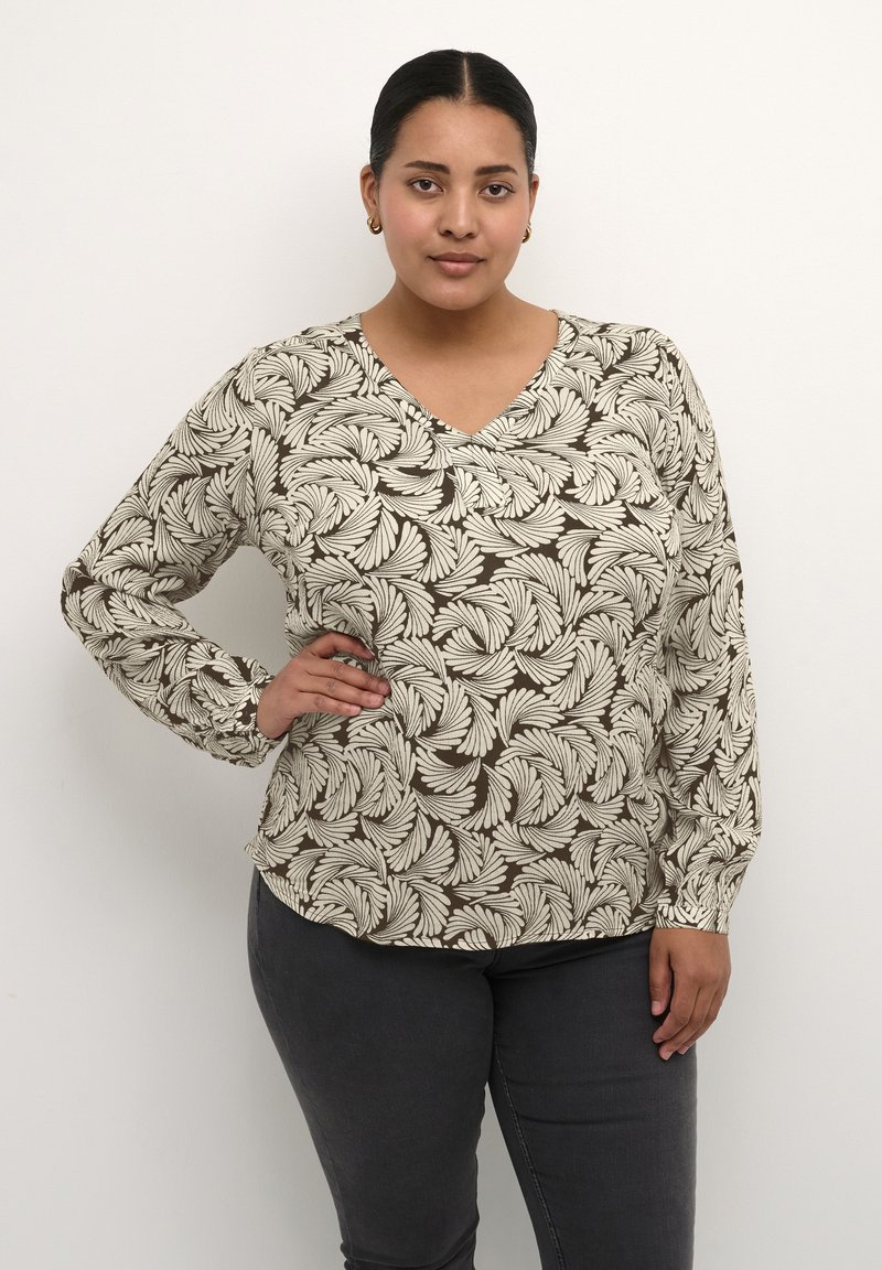 Kaffe Curve KCMARINA AMI V-NECK - Blúz - forest night fan print ...