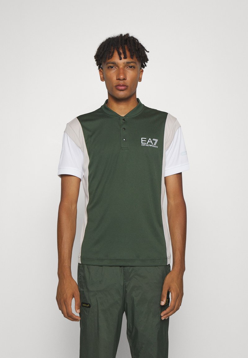 EA7 Emporio Armani TENNIS PRO - Polo - duffel bag/verde oliva - Zalando.es