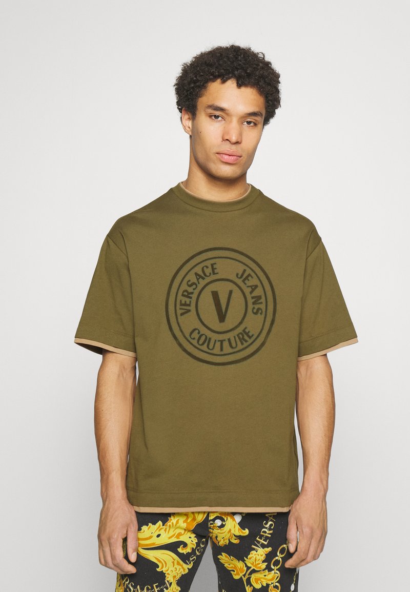 Versace Jeans Couture V-EMBLEM LOGO - Camiseta estampada - army/verde ...