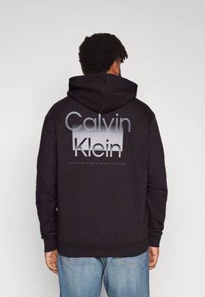 Calvin Klein Jeans Plus SEASONAL MONOLOGO HOODIE - Kapuzenpullover - black/porpoise/schwarz ...