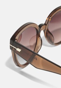 Le Specs CAPACIOUS - Aurinkolasit - chocolate/ruskea - Zalando.fi