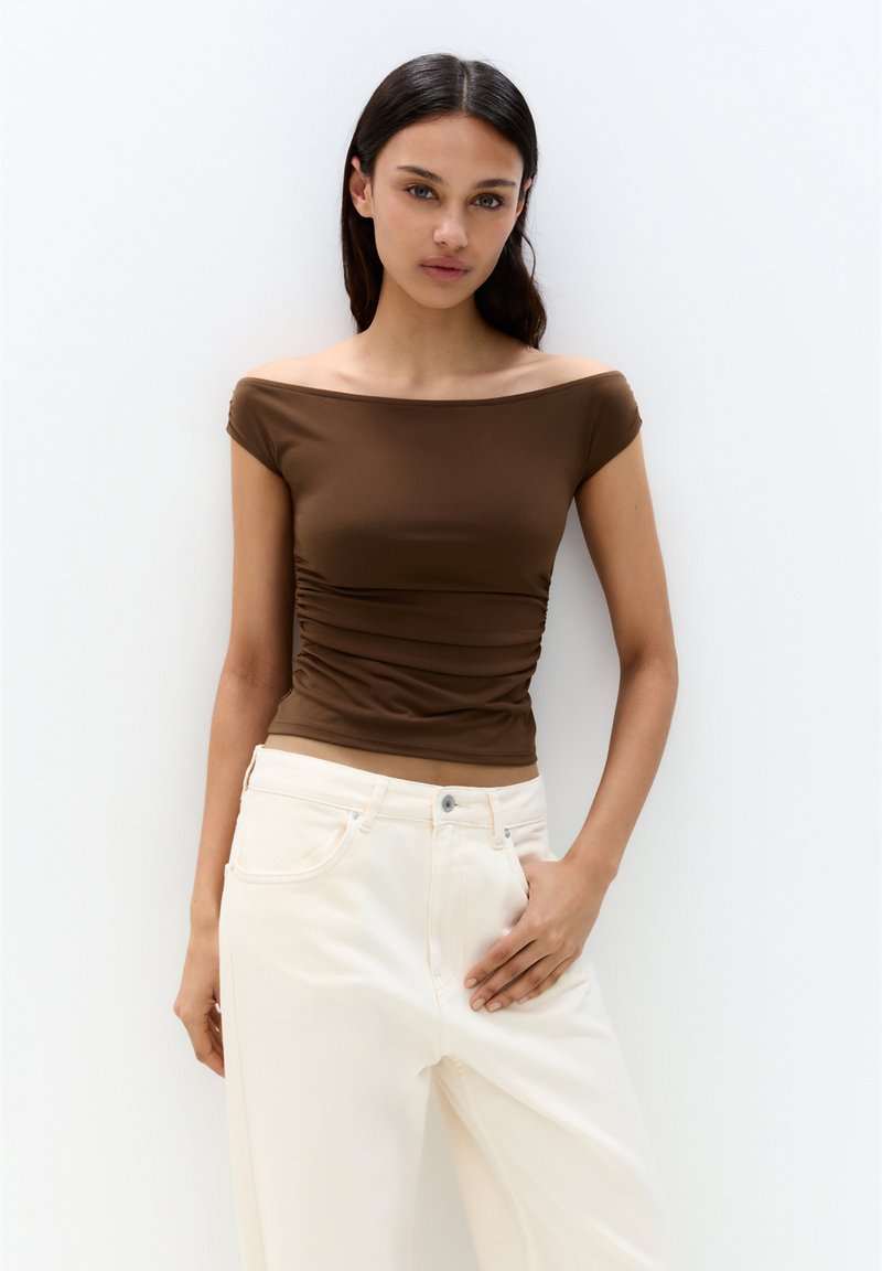 PULL&BEAR OFF-THE-SHOULDER - T-Shirt print - brown/braun - Zalando