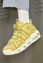 Nike Sportswear AIR MORE UPTEMPO - Sneakers high - buff gold/bronzine ...