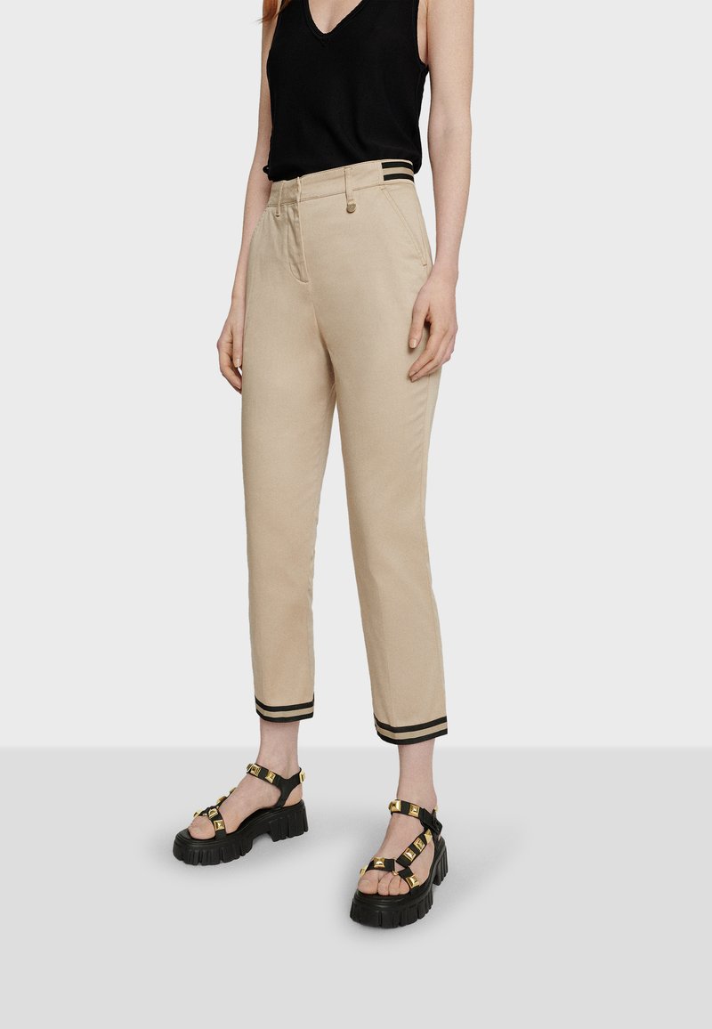 LOLA CASADEMUNT Chino - beige - Zalando.at