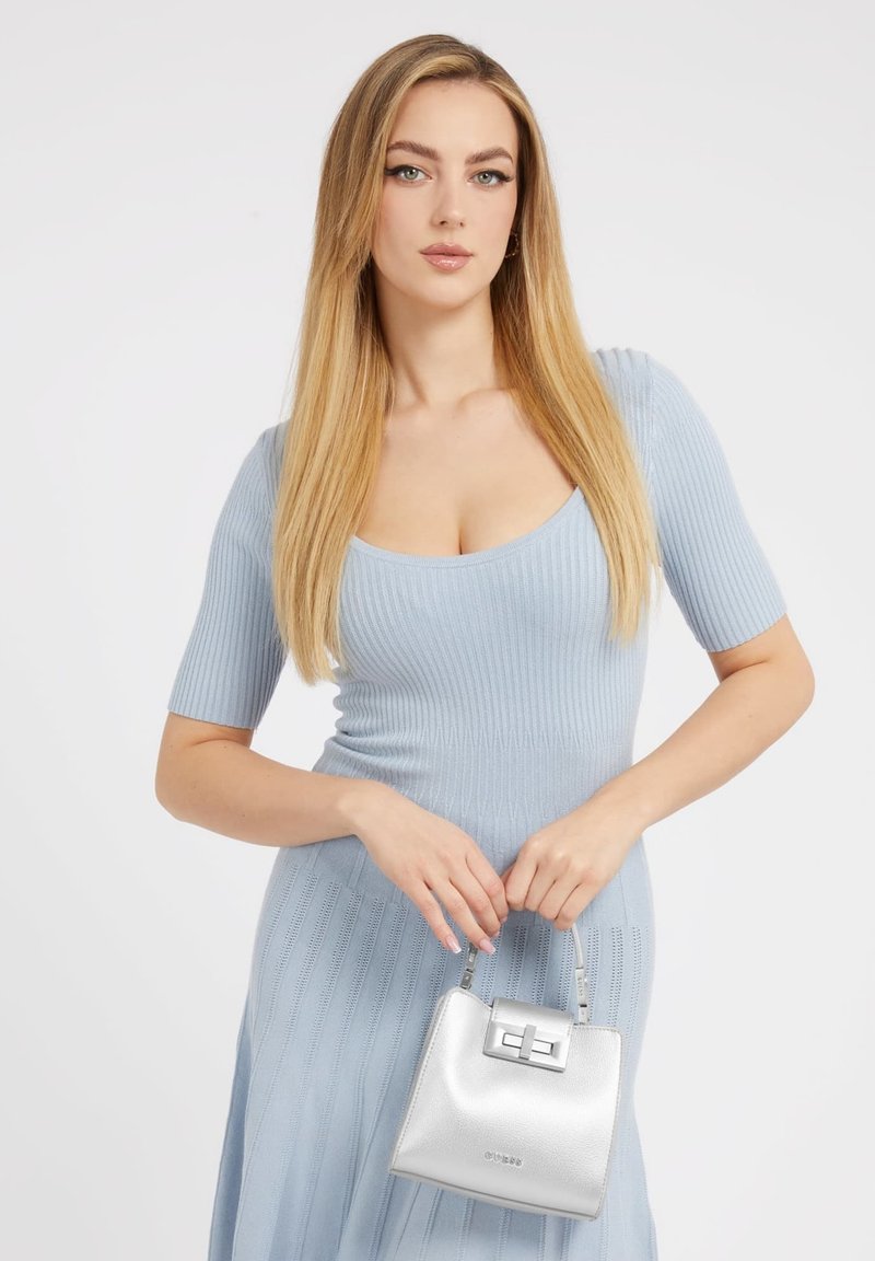 Guess MONIA IN -OPTIK - Handtasche - silber/silberfarben - Zalando.de