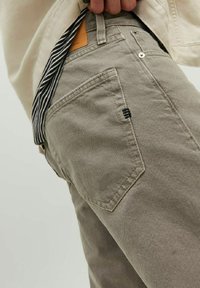 Jack & Jones CHRIS COOPER CJ 972 LID - Jean droit - drizzle/gris clair ...