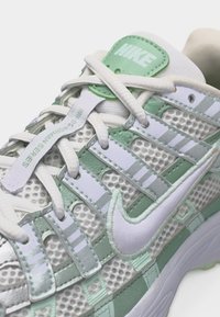 Nike Sportswear P 6000 SE UNISEX - Sneakers laag - white/steam/barely ...
