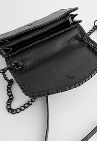 Next CHAIN - Clutch - black/schwarz - Zalando.de
