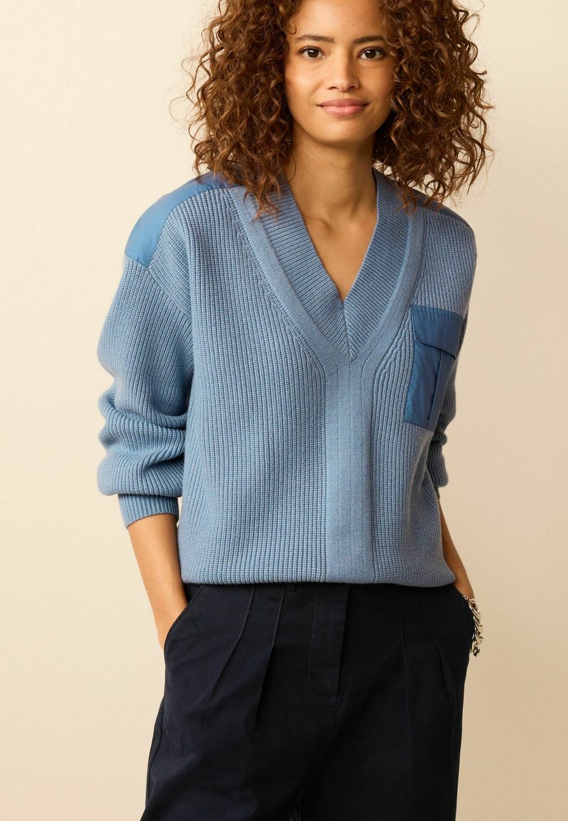 Next UTILITY POCKET DETAIL V-NECK JUMPER - Jersey de punto - blue/azul ...