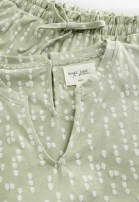 Next REGULAR FIT SET - Yöasusetti - sage green spot/vihreä - Zalando.fi