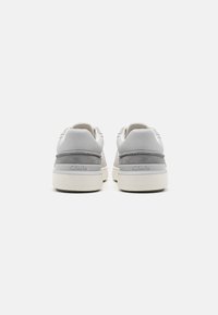 Clarks COURTLITE RACE - Sneakers basse - light grey/grigio chiaro ...