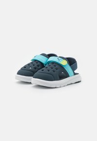 Puma EVOLVE UNISEX - Trekkingsandale - dark night/hero blue/weiß ...