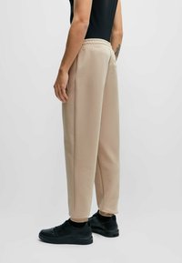 HUGO DIMACS - Pantalon de survêtement - beige seven/beige - ZALANDO.FR