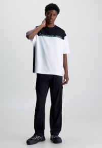 Calvin Klein Jeans INSTITUTIONAL COLORBLOCK GENDERLESS - Camiseta ...