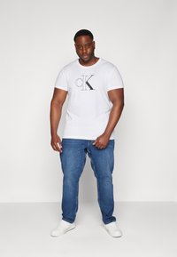 Calvin Klein Jeans Plus PLUS OUTLINE MONOLOGO TEE - Print T-shirt - bright white/white - Zalando ...