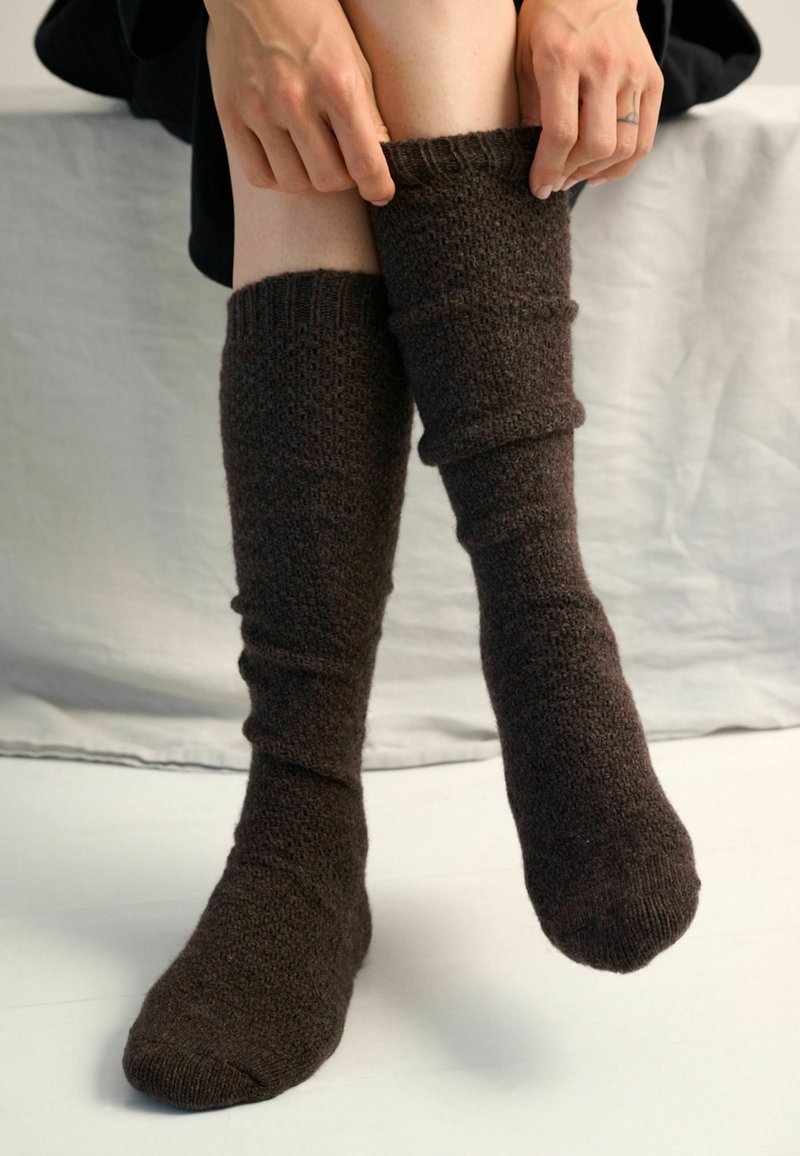 moshi moshi mind PEARLY - Knee high socks - brown melange/dark brown ...