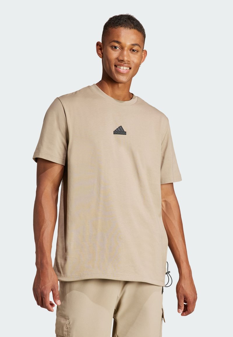 adidas Sportswear CITY ESCAPE - Camiseta estampada - blanch cargo/beige ...