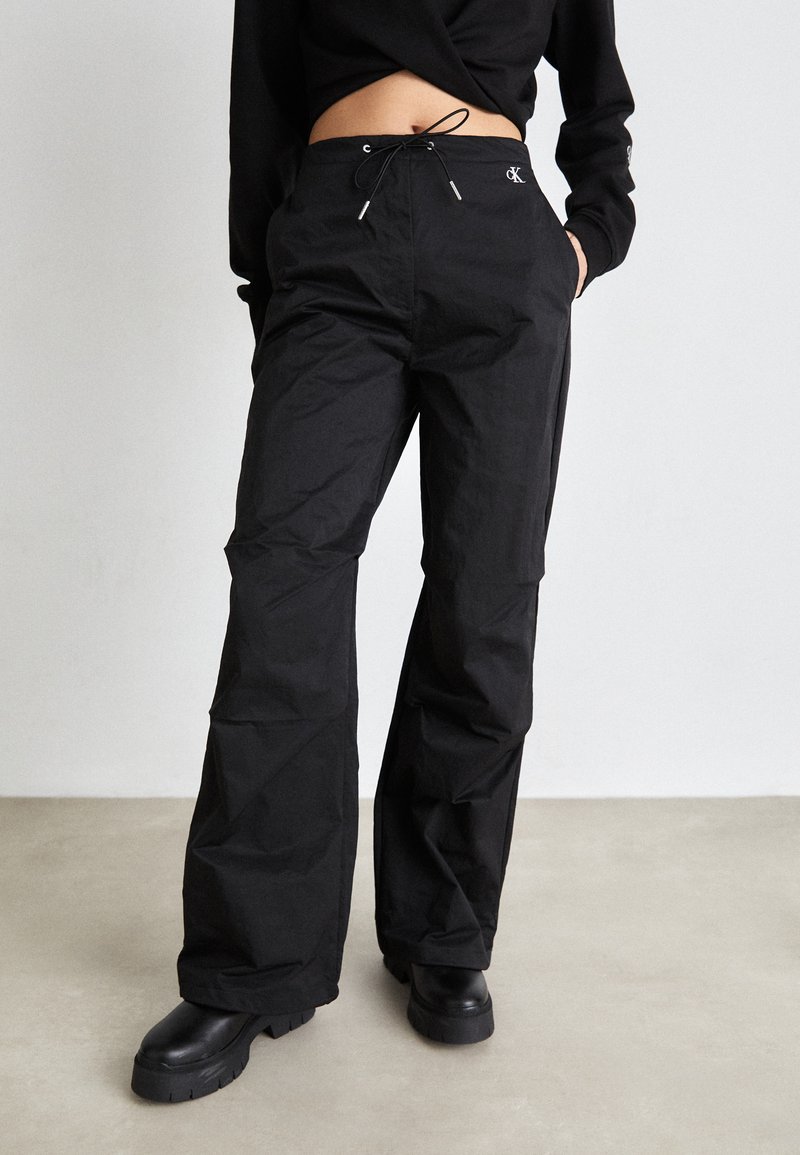 Calvin Klein Jeans PARACHUTE PANT - Püksid - black/must - Zalando.ee