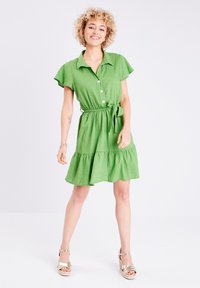 Cache Cache AUSGESTELLTES MIT GÜRTEL - Vestido camisero - vert/verde ...