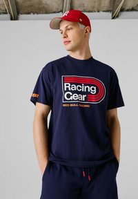 Red Bull Racing x Pepe Jeans GEAR TEE - Print T-shirt - navy/dark blue ...