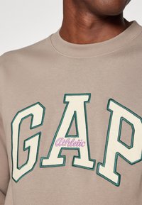 GAP CORE LOGO CREW - Sweatshirt - medium cool brown/hellbraun-meliert ...