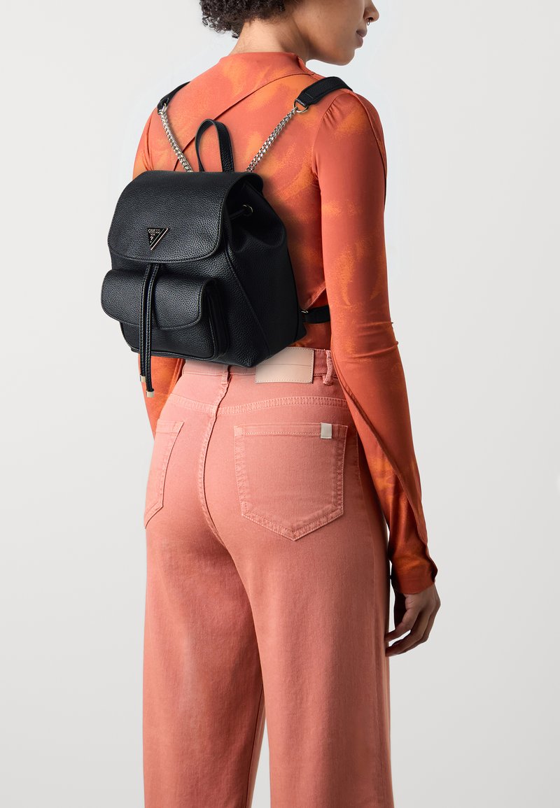 Guess CRESIDIA SMALL FLAP BACKPACK - Mochila - black/negro - Zalando.es