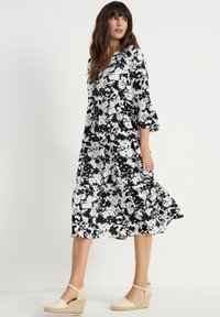 Cellbes of Sweden WITH FLOUNCES - Maksimekko - white black floral ...