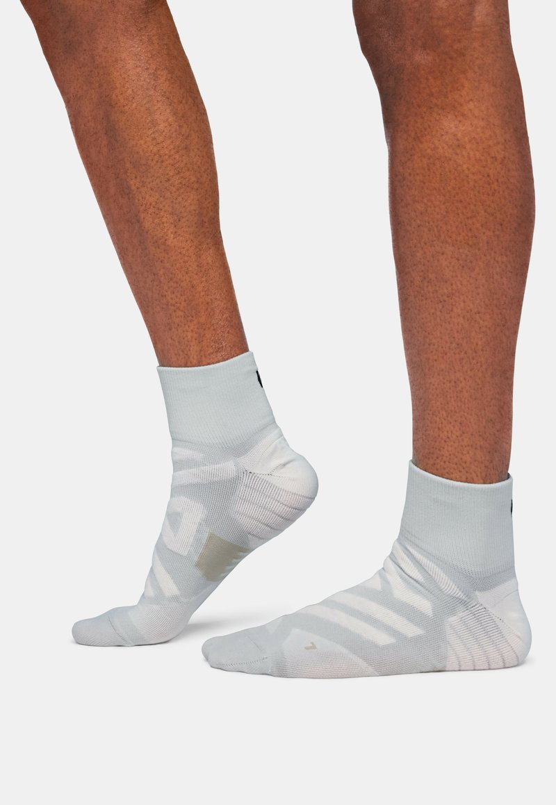 On PERFORMANCE MID - SPORTS SOCKS - Sports socks - glacier dew/grey ...
