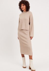 Cache Cache MIT STEHKRAGEN ZOPFMUSTER - Trui - beige - Zalando.be