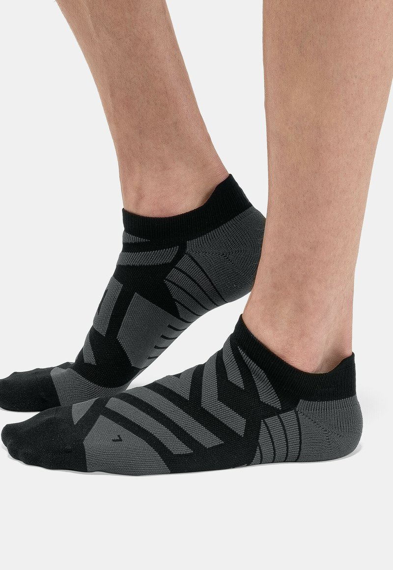 On PERFORMANCE LOW - Trainer socks - black shadow/black - Zalando.ie