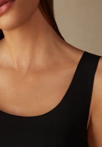 Intimissimi ROUND NECK ULTRALIGHT - Unterhemd/-shirt - black/schwarz ...