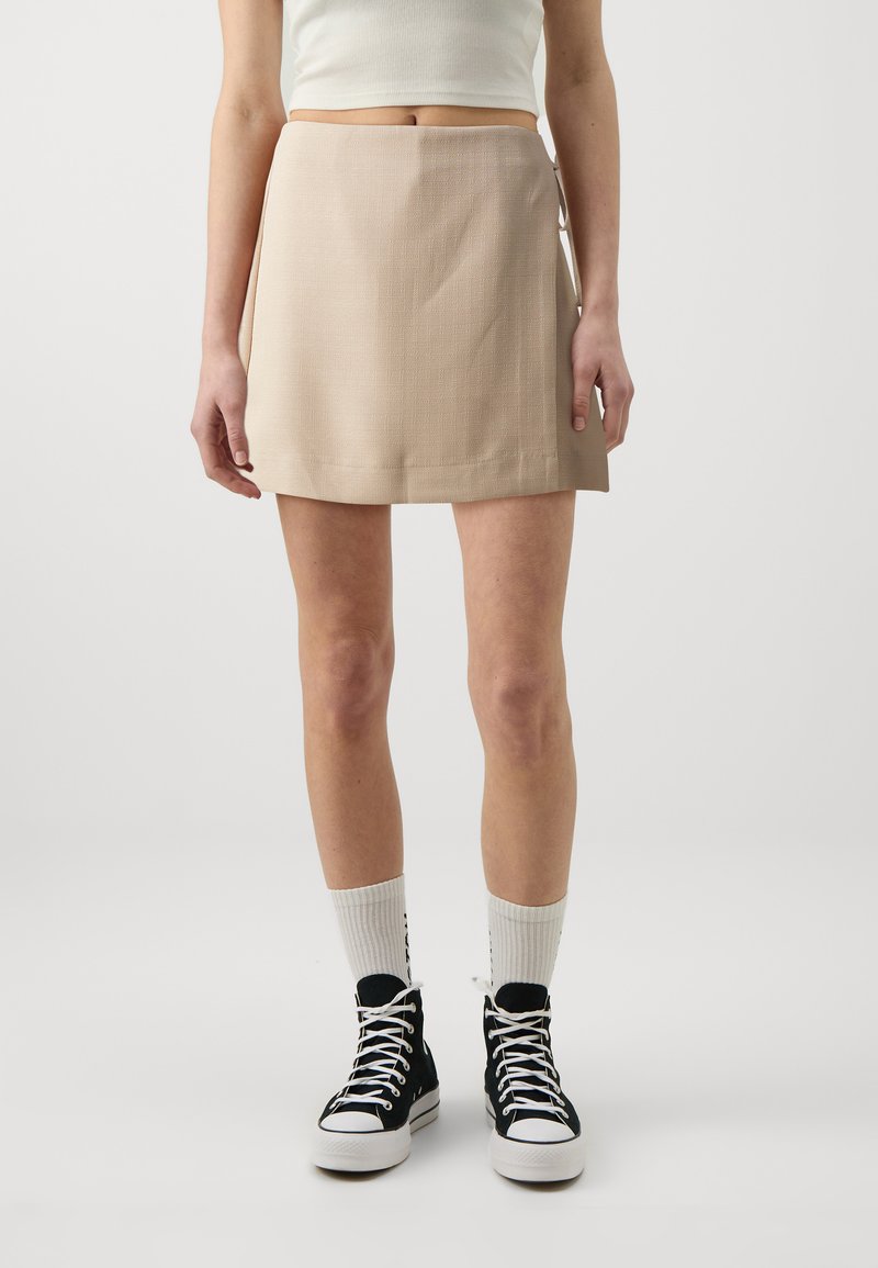 Vero Moda VMROSE TIE SKORT - Shorts - beige - Zalando.es