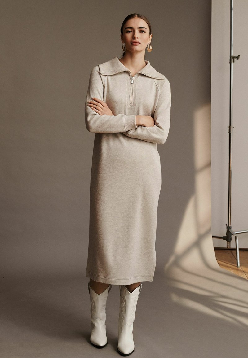 Next SOFT TOUCH COSY ZIP DETAIL PETITE - Hverdagskjole - neutral/beige ...