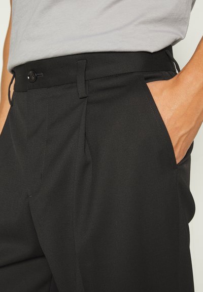 Filippa K SAMSON TROUSER - Stoffhose - black/schwarz - Zalando.ch