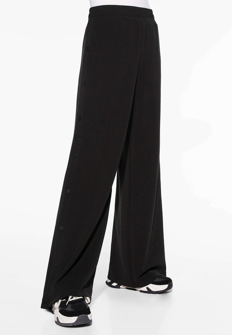 OYSHO SOFT TOUCH WIDE-LEG WITH BUTTONS - Tracksuit bottoms - black ...