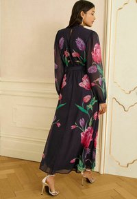 Love & Roses REGULAR FIT - RUFFLE NECK MIDI - Rochie maxi - navy tulip ...