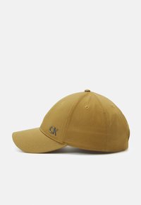 Calvin Klein BOMBED UNISEX - Casquette - dull gold/jaune foncé - ZALANDO.FR