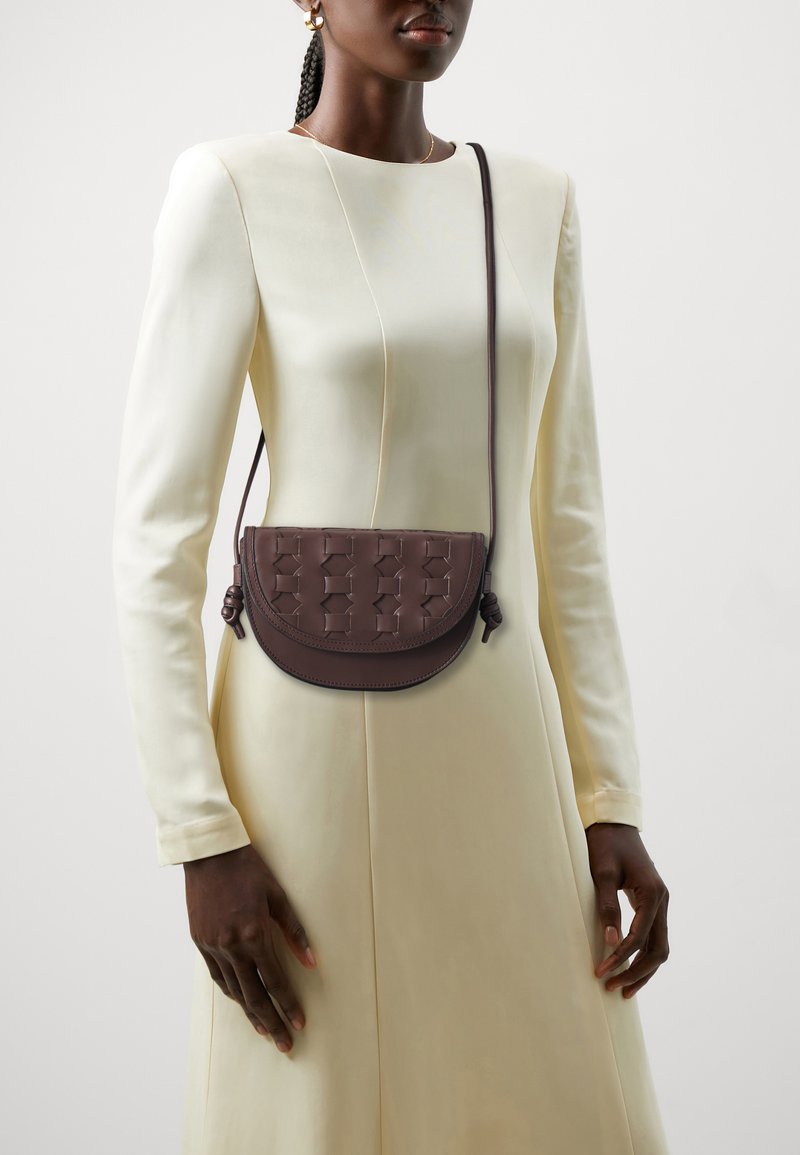 Marks & Spencer SADDLE LASER CUT - Håndveske - chocolate/brun - Zalando.no