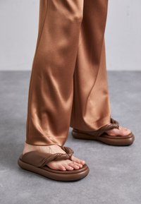 Stine Goya SGSIENNA - Sandale cu baretă între degete - chocolate/maro ...